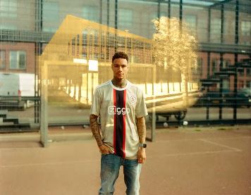 L'Ajax presenta la sua terza maglia, un omaggio al calcio di strada ...
