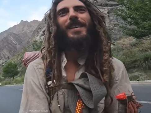 Axel Pons, dalla Moto2 alla giro del mondo a piedi scalzi: "Camminando ...